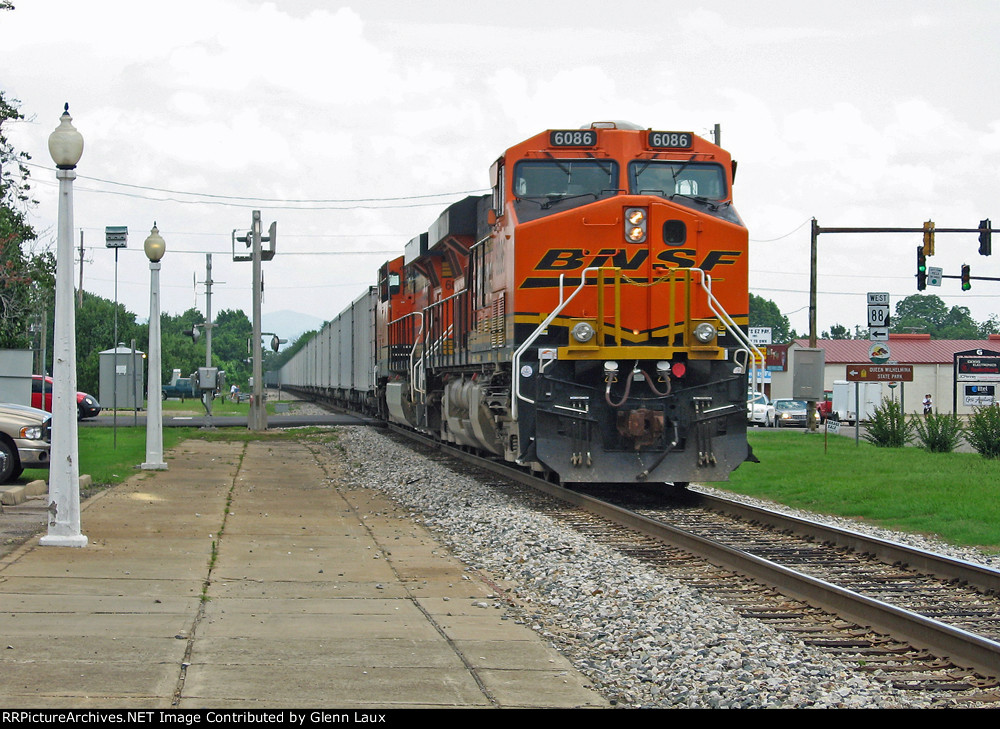 BNSF 6086 brings up the rear